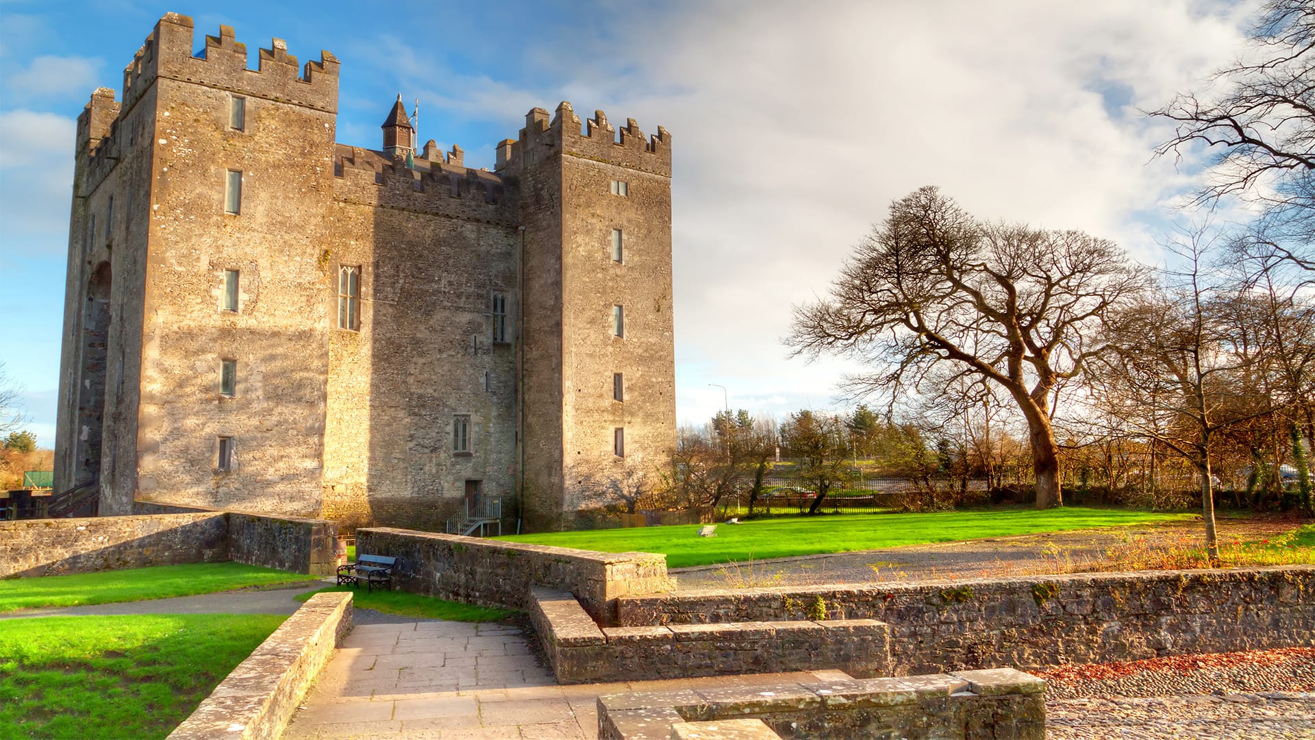 Foynes (Limerick), Ireland Bunratty Castle & Folk Park Excursion ...
