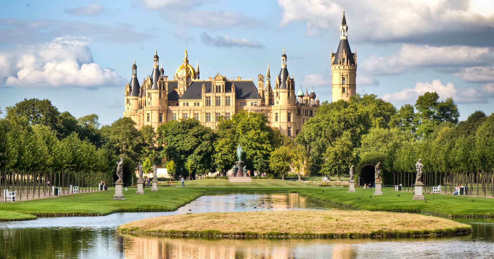 Berlin (Rostock), Germany Schwerin and its Fairytale Castle Excursion ...