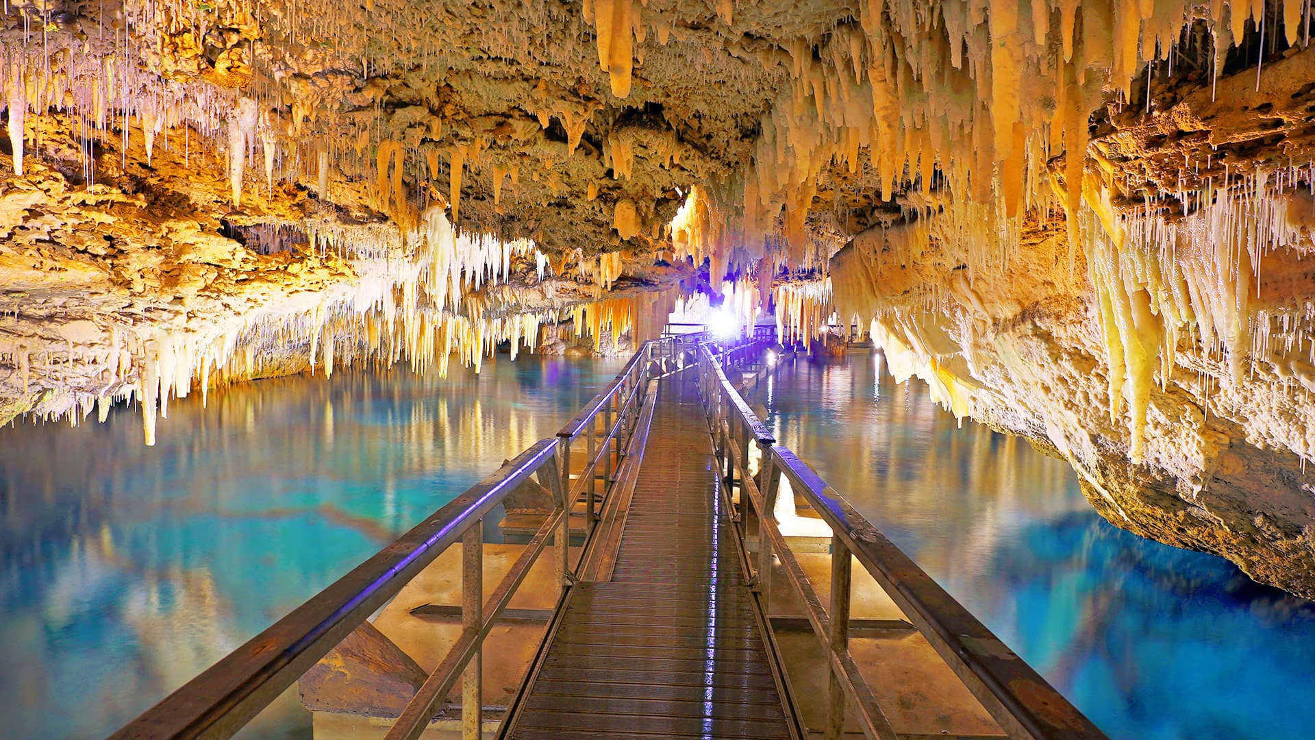 Royal Naval Dockyard, Bermudas - Excursión a cuevas y playa | Norwegian ...